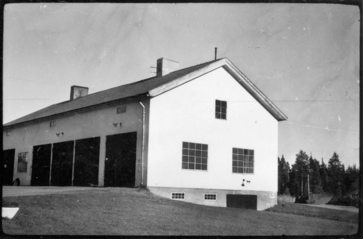 Vägstation AC6, Robertsfors. Vägstationens huvudbyggnad med verkstad ...