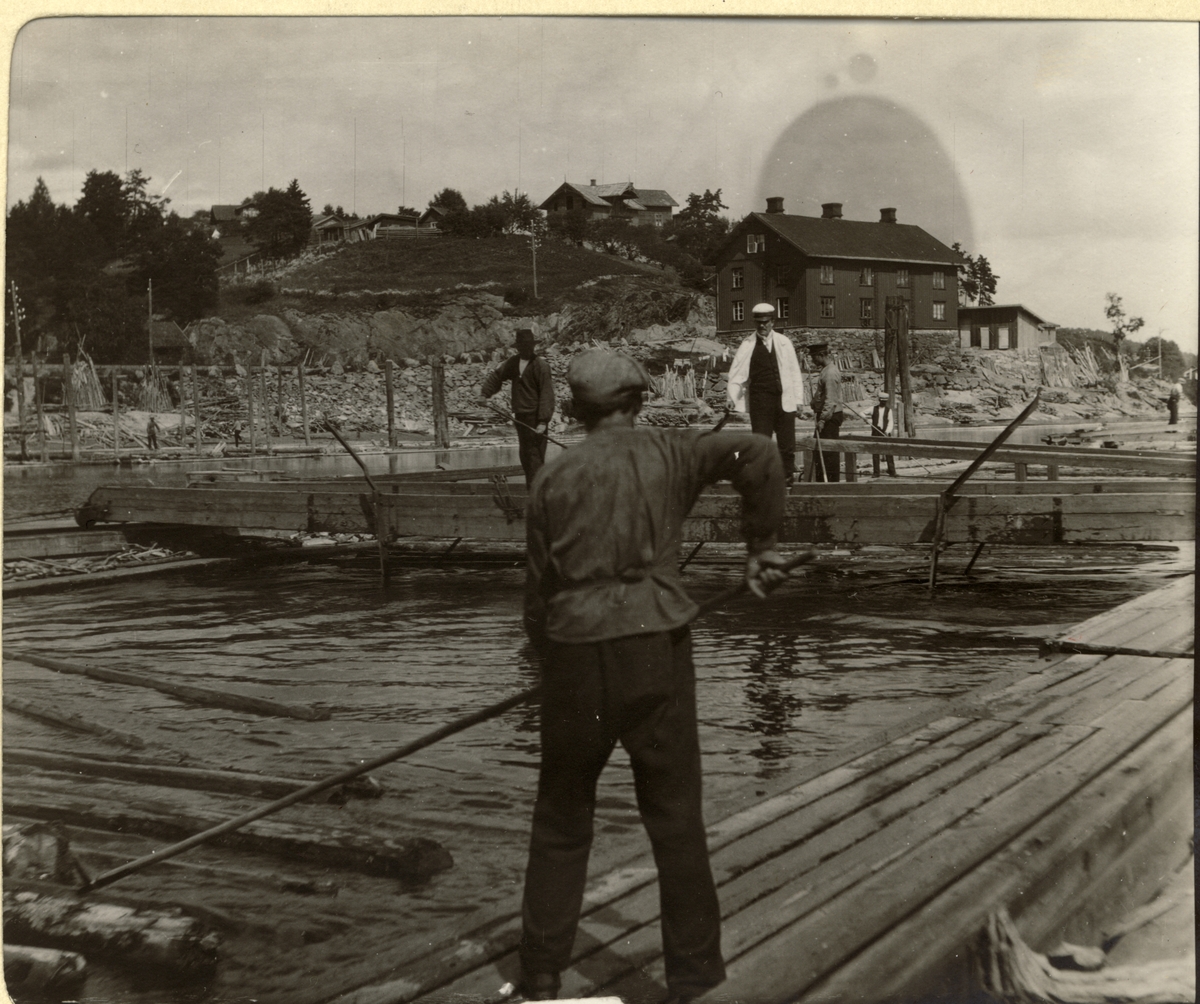 Fire arbeidere opererer et soppeapparat, også kalt en mosemaskin, ved ...