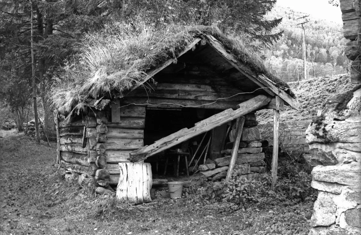 Hos Ola O. Sandnes f.13.05.1931 d.24.11.2022..Smia..(Se Randi Ingunn ...