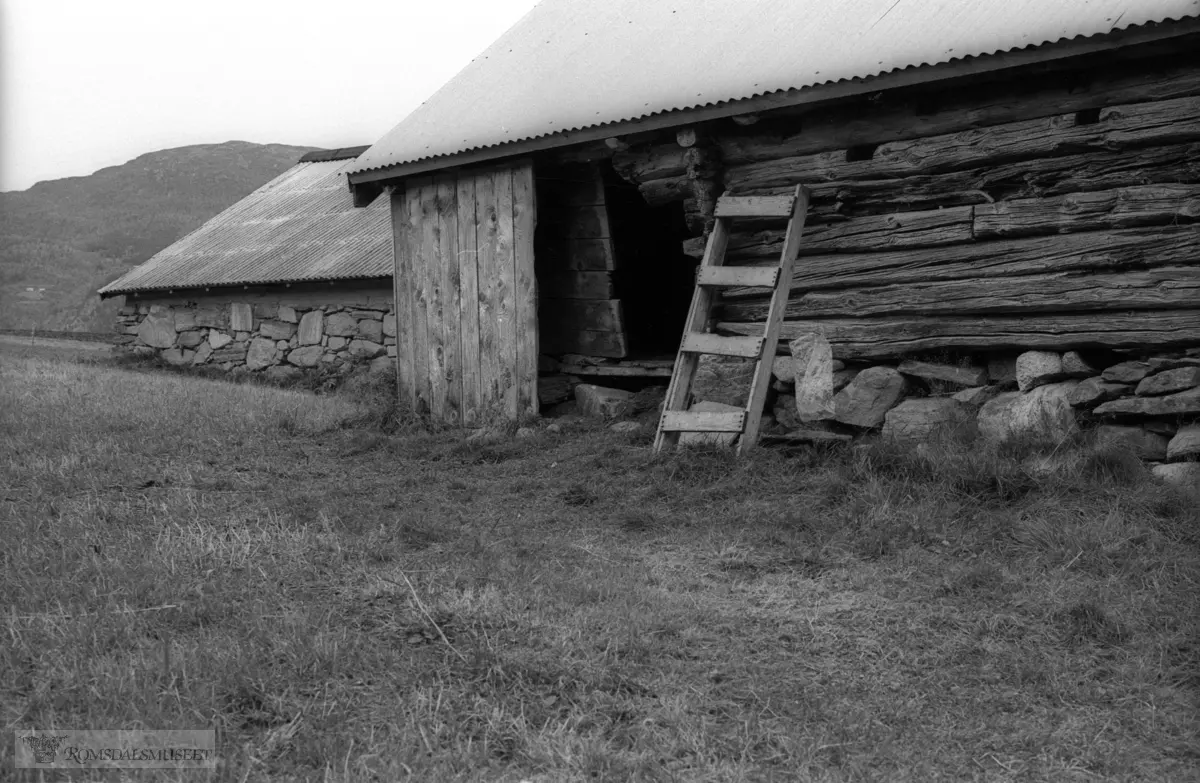 Hos Ola O. Sandnes f.13.05.1931 d.24.11.2022..Geitfjøset med kufjøset ...