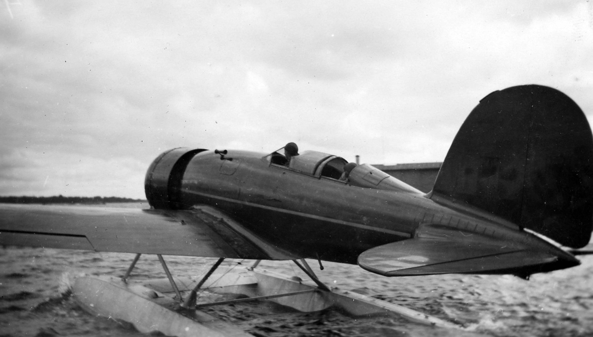 Charles Lindbergh kör sitt sjöfllygplan Lockheed 8 Sirius ...