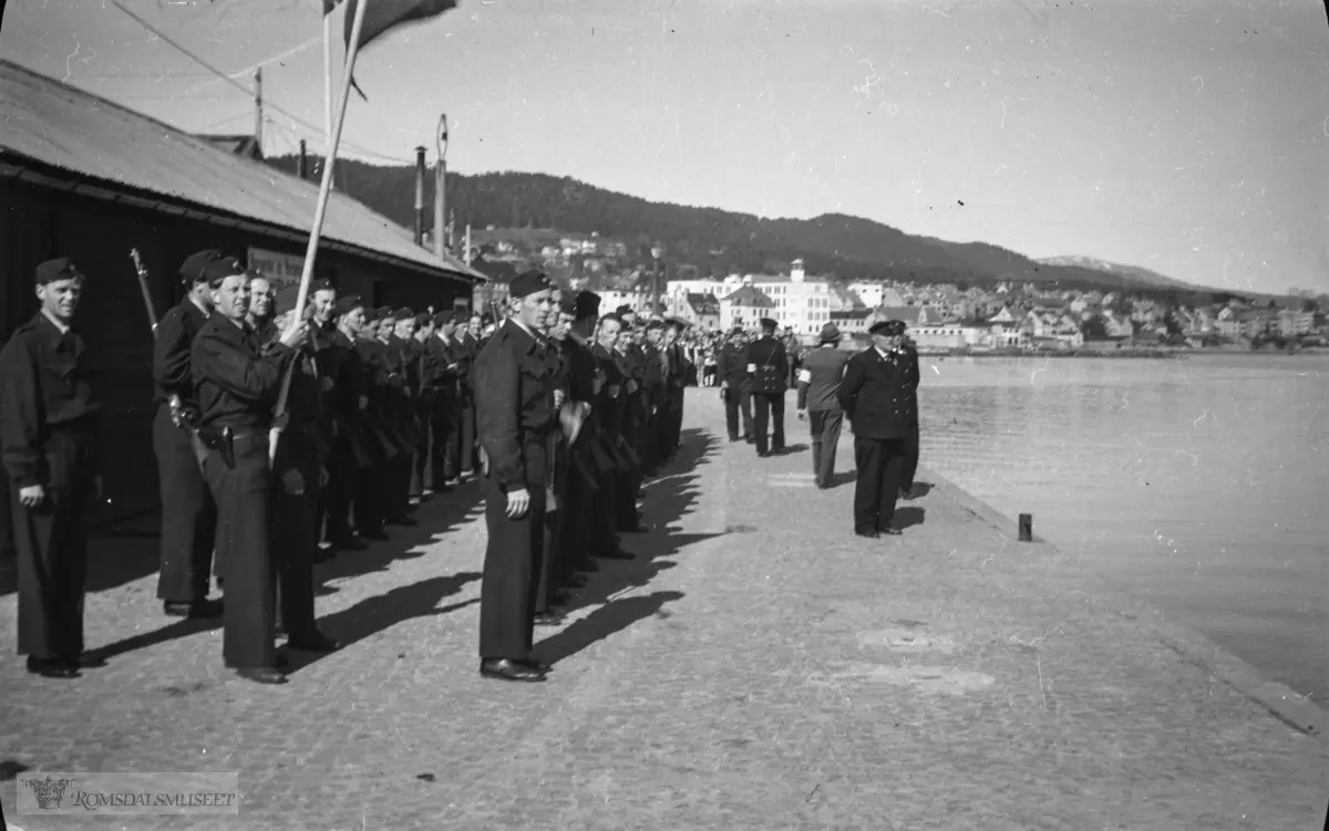 Kongebesøk i Molde 26.08.1945..Den britiske jageren HMS Mackay (I70 ...