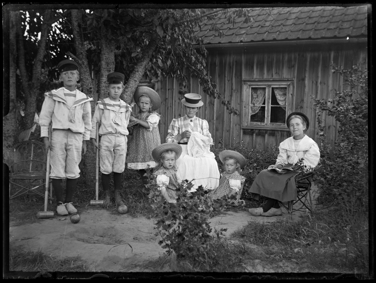 Kvinnor Med Barn Framför Hus Västergötlands Museum Digitaltmuseum