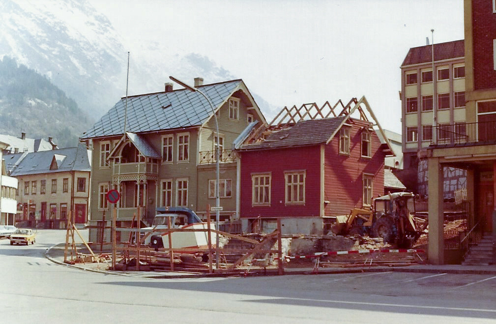 Riving av Sveinsgjerdhuset i Odda sentrum i april 1976. - Kraftmuseet ...