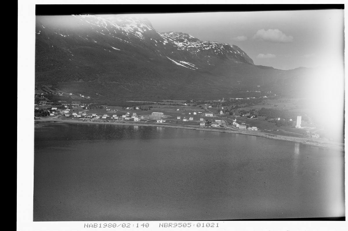 Oversiktsbilde Bjerkvik sentrum. Skolen i rute 20. Kirka i rute 32 ...