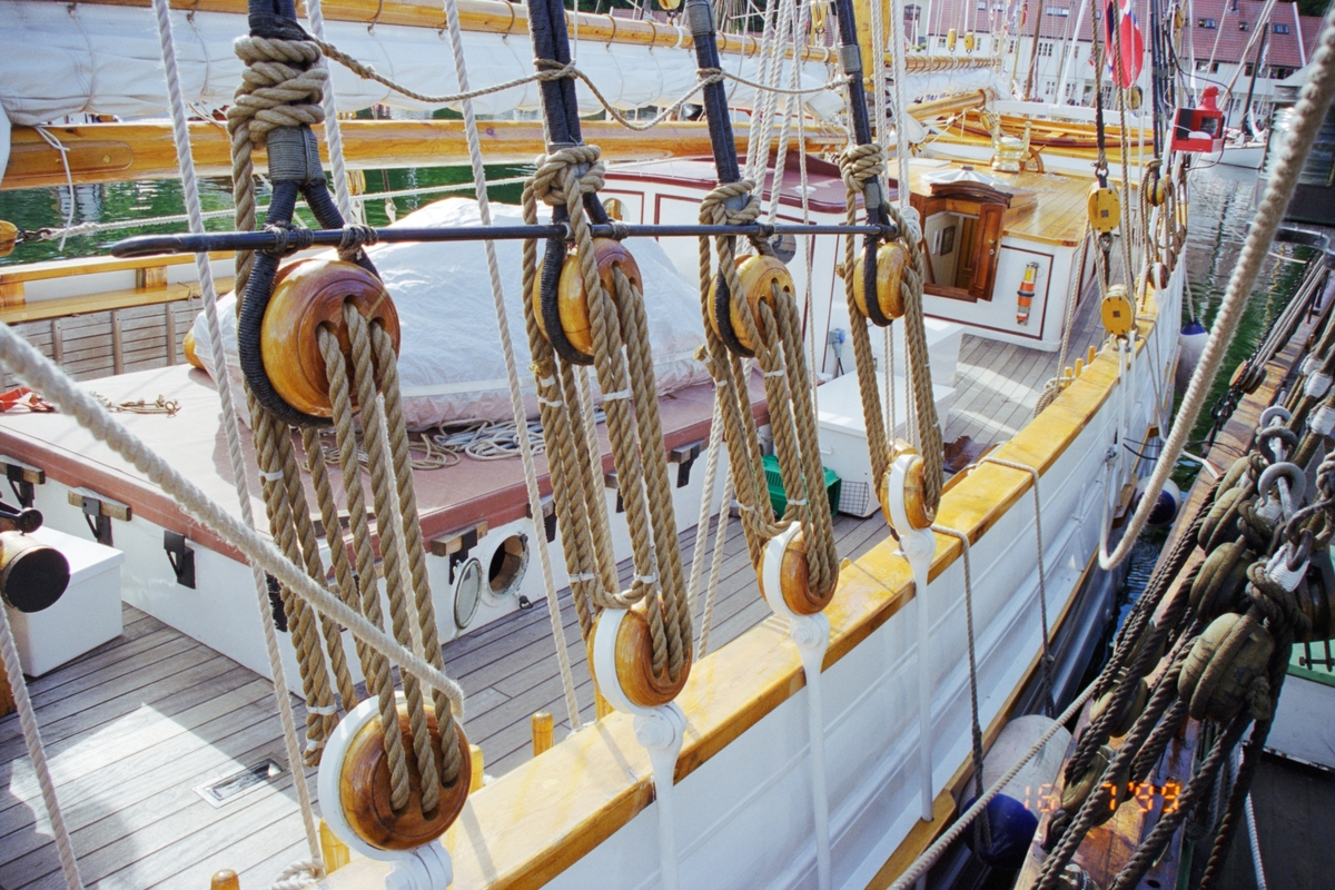 Seilskute fotografert på båtfestival i Risør. - Sør-Troms Museum ...