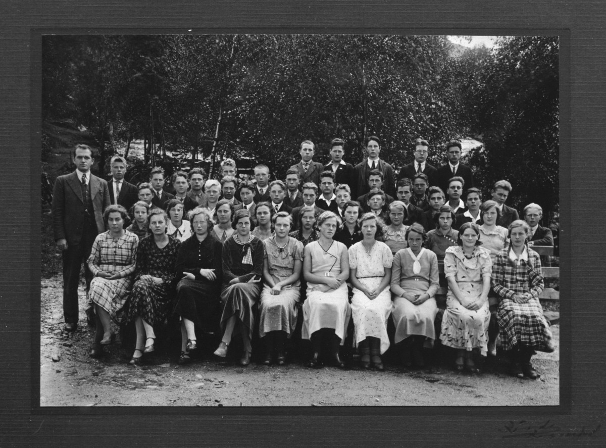 Konfirmantane i Ølen 1935, utanfor Vaka bedehus. 1. rekkje (framme ...