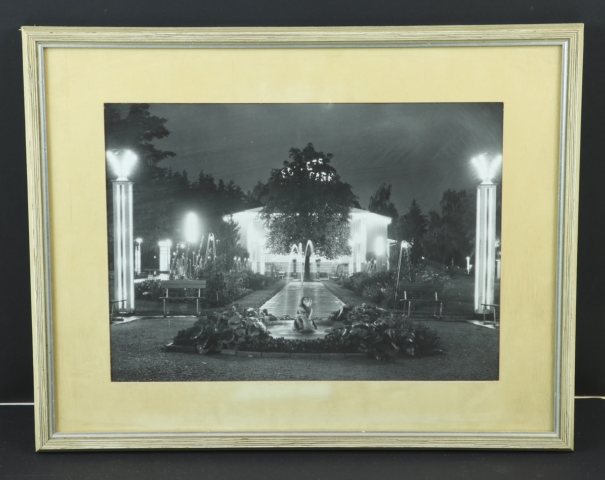 Bild från parken i Folkets Park. I förgrunden en fontän, längre bak ett ...