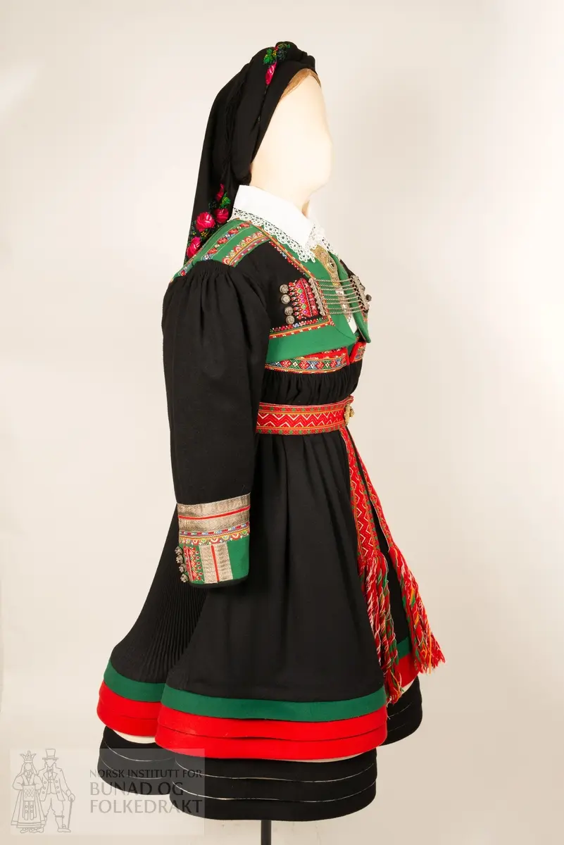 Livstakk - Norsk institutt for bunad og folkedrakt / DigitaltMuseum