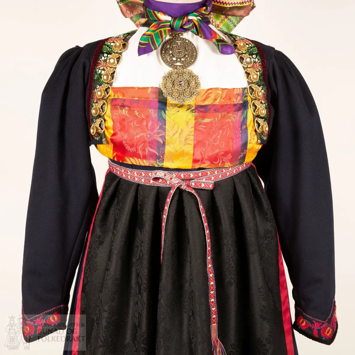 Trøye - Norsk institutt for bunad og folkedrakt / DigitaltMuseum