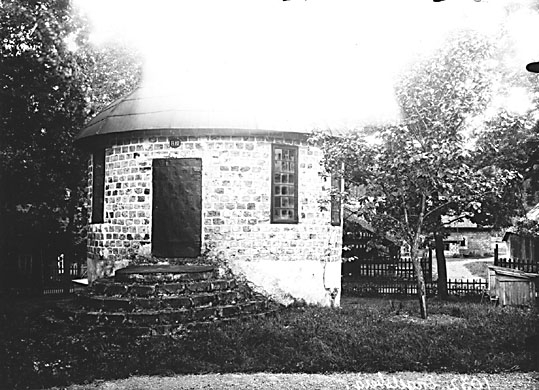Paviljong av slaggsten på Engelsbergs herrgård i Ängelsberg ...