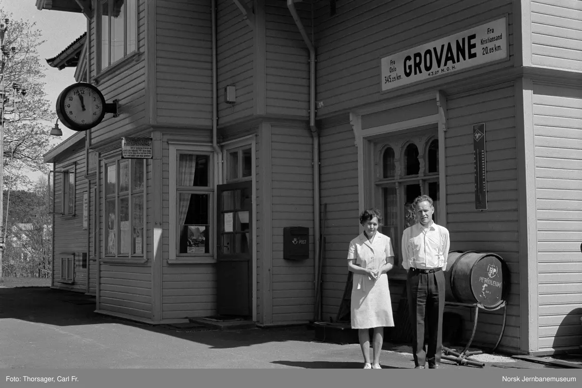 Stasjonsmester Per Haugen med frue Anna på Grovane stasjon - Norsk ...
