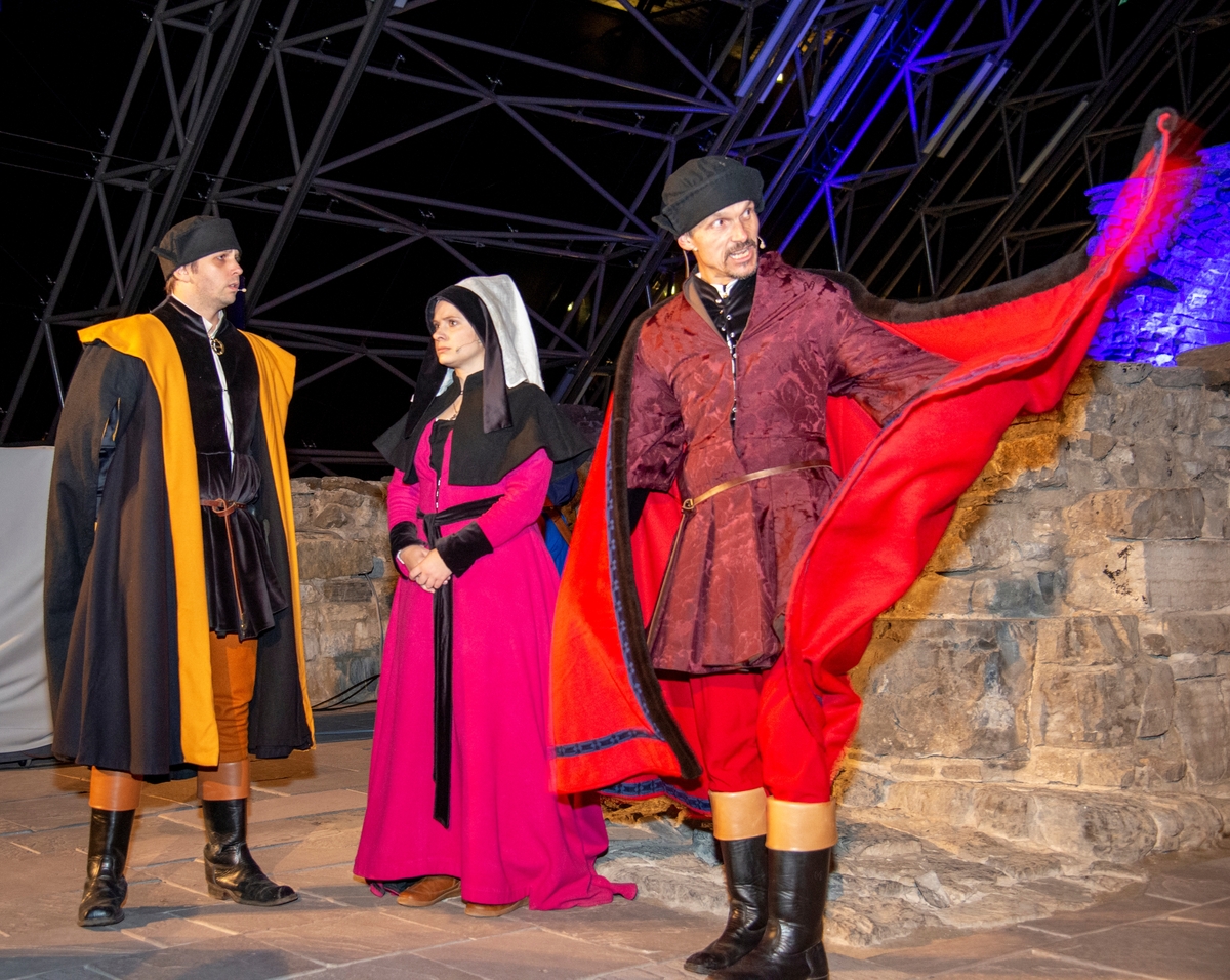 Teaterforestillingen" En Hamarkrønike" i 2021. Dette er historien om ...