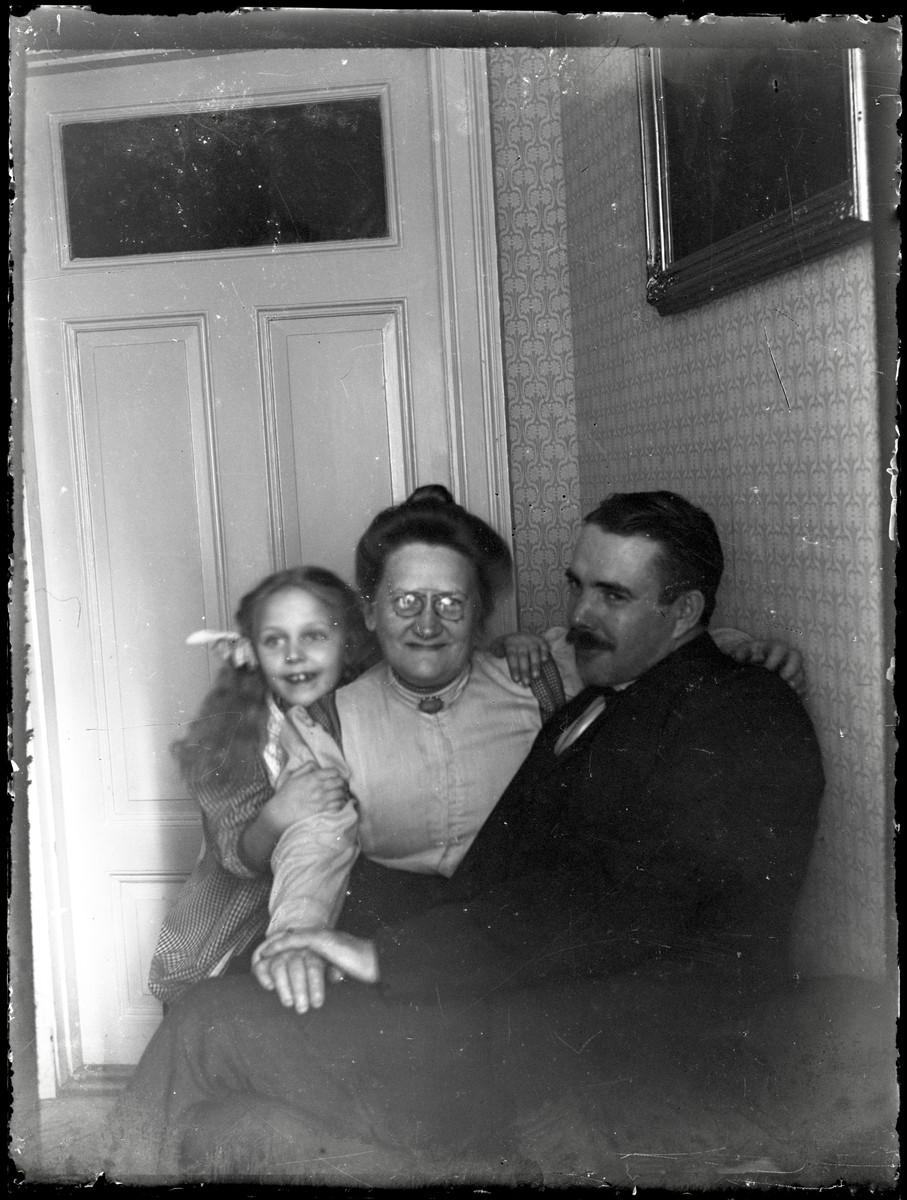 Pastor Fritz Peterson med hustrun Alma och dottern Ruth ...