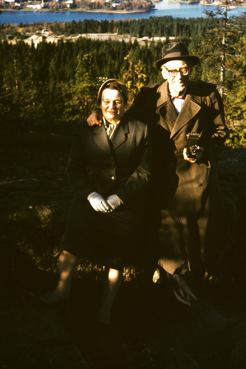 Man och kvinna, Landskapsvy - Västernorrlands museum / DigitaltMuseum