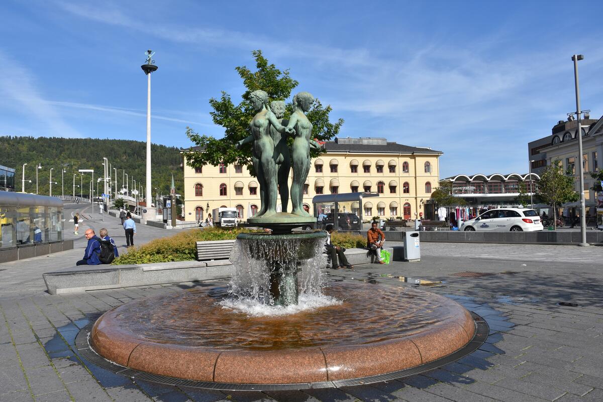 De tre bydeler [Kunst i offentlig rom] - Drammen kommune / DigitaltMuseum