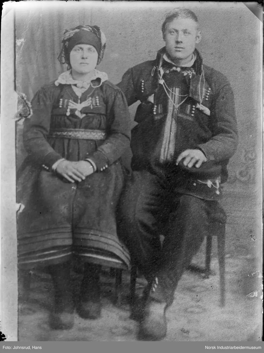 Portrett av en mann og en kvinne sittende i bunad. - Norsk ... Portrett av en mann og en kvinne sittende i bunad. - Norsk ...