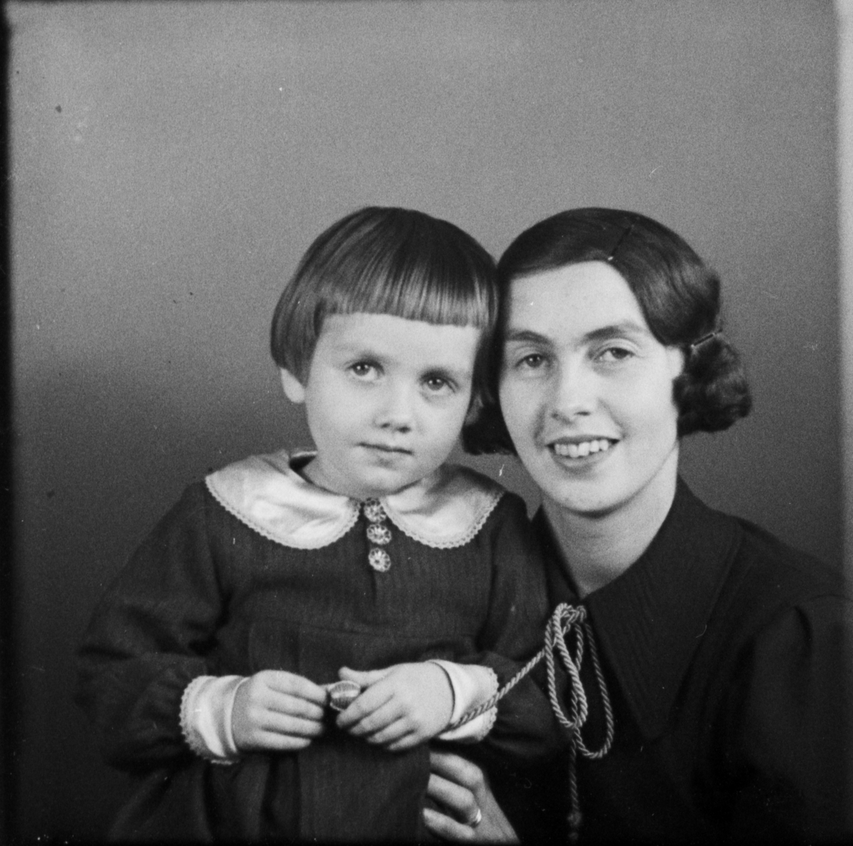 Margit Olsson med dottern Gun, Östhammar, Uppland 1936 - Upplandsmuseet ...