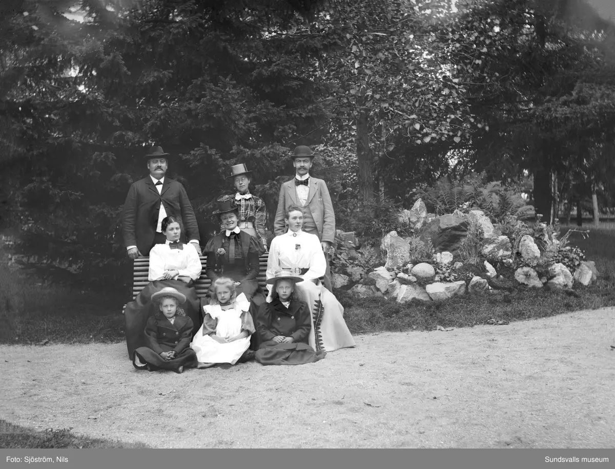 Familjen Barth i trädgården vid Svartviks herrgård. Längst bak till ...