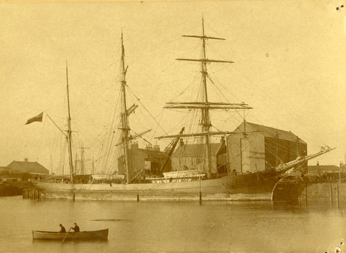 Bark "Phyllis" ligger ved kai, Saltcoats i Skottland. Pakkhus og flere ...