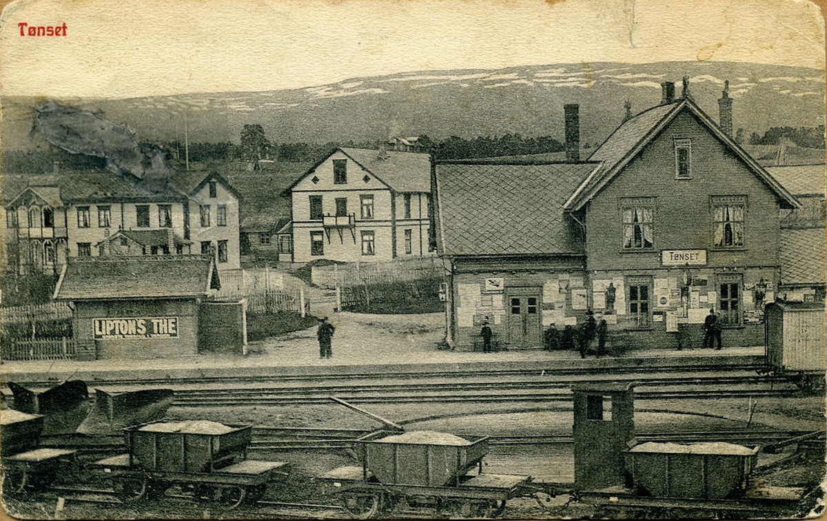 Tynset (Tønset) stasjon med Folldals-kisvogner i forgrunnen ...