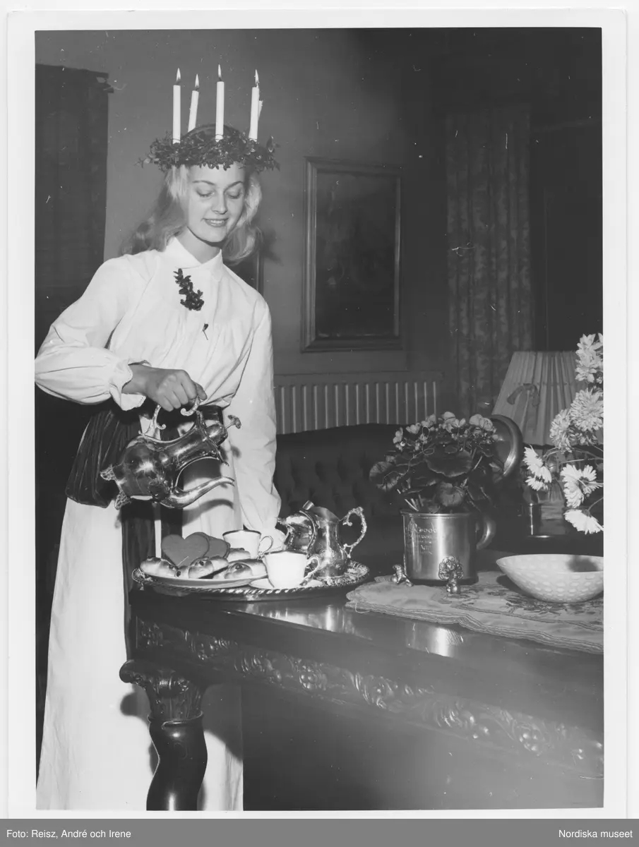 Stockholm. Lucia bjuder på kaffe och bullar. - Nordiska museet ...