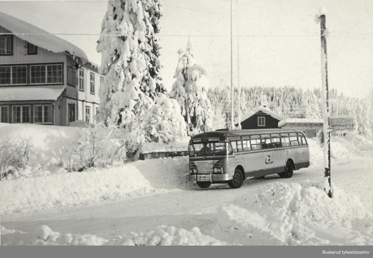 Rutebilstasjonen i Hønefoss.Engeseth Busslinjer var et busselskap som ...