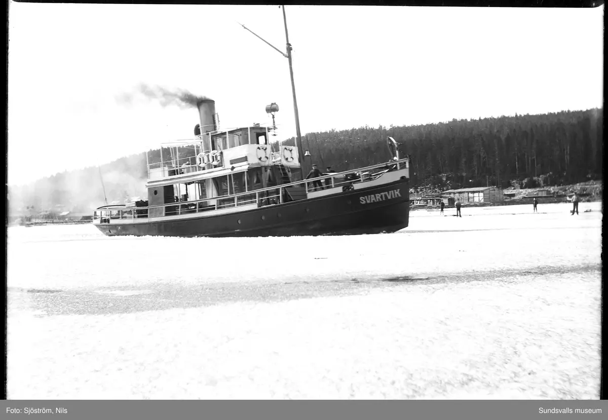 Passagerarbåten Svartvik kämpar sig fram i en isränna utanför Svartviks ...