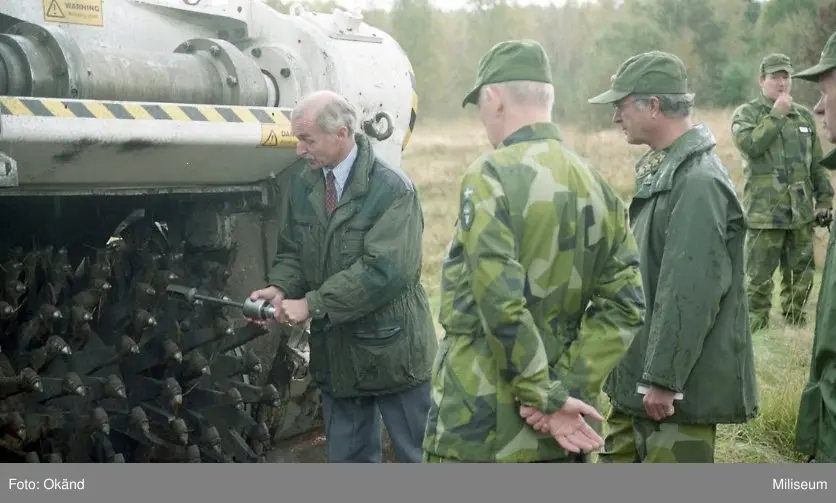 Försöksvagn (stridsvagn 103) med ”minröjningsaggregat Gluff-Gluff”. På ...