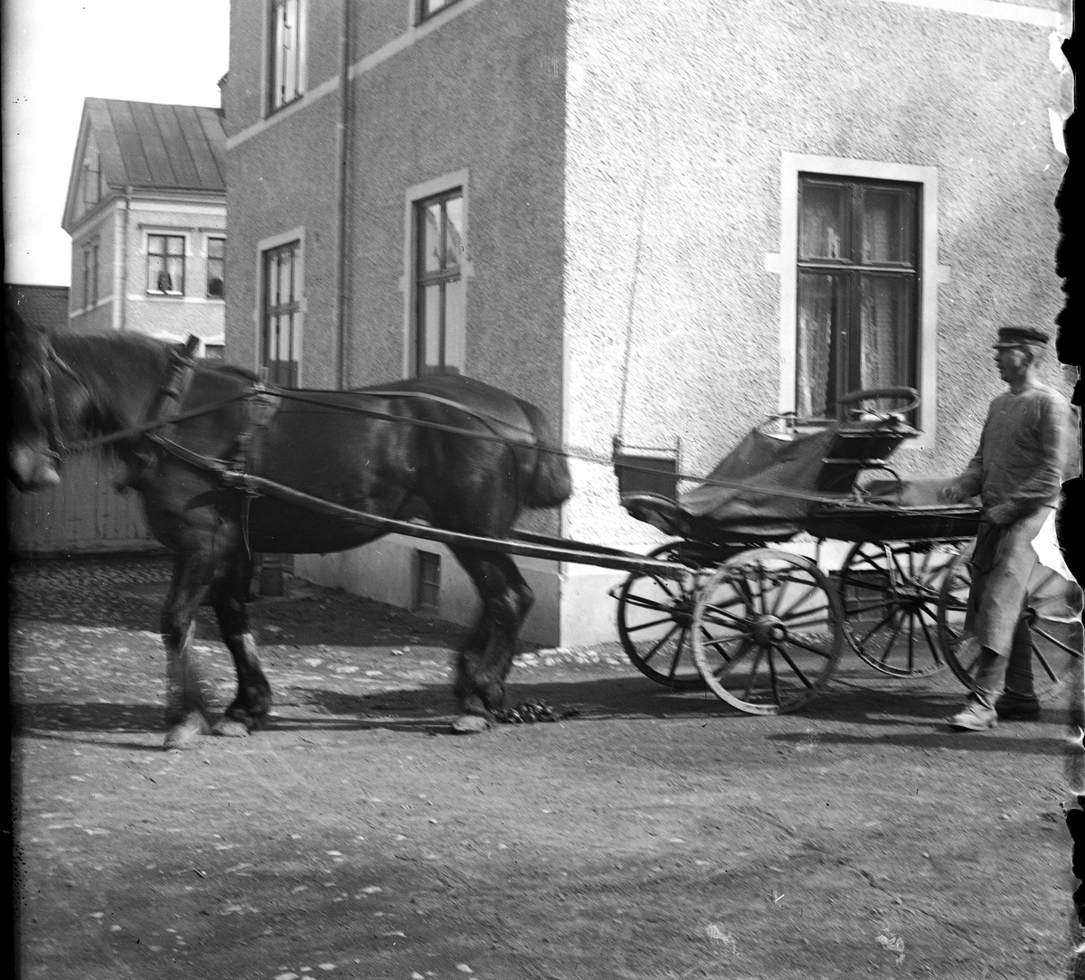 Häst och vagn med kusk vid bakgård på Storgatan 18. Bilder från ...