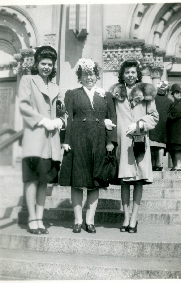 12. mai 1946: "My two daughters and Gunhilda" - Bø Museum / DigitaltMuseum