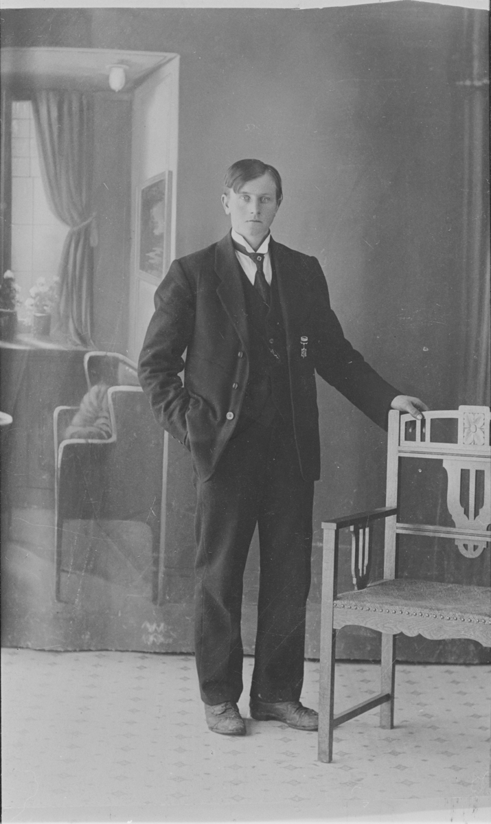 Portrett av Torstein Velstad, født 1888. Atelierfoto, omkring 1906 ...