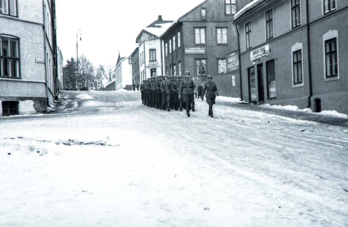 Tyske soldater, marsjerer nedover Seminargata, Hamar. 2.verdenskrig ...