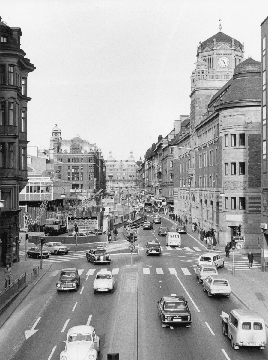Vasagatan norrut från Klarabergsgatans viadukt. Centralposthusets fasad ...