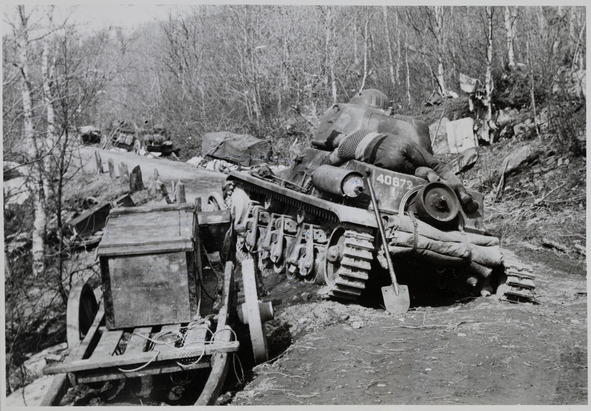 KRIGEN 1940/NORD-NORGE/NARVIK/FRANSK STRIDSVOGN - Forsvarets museer / DigitaltMuseum