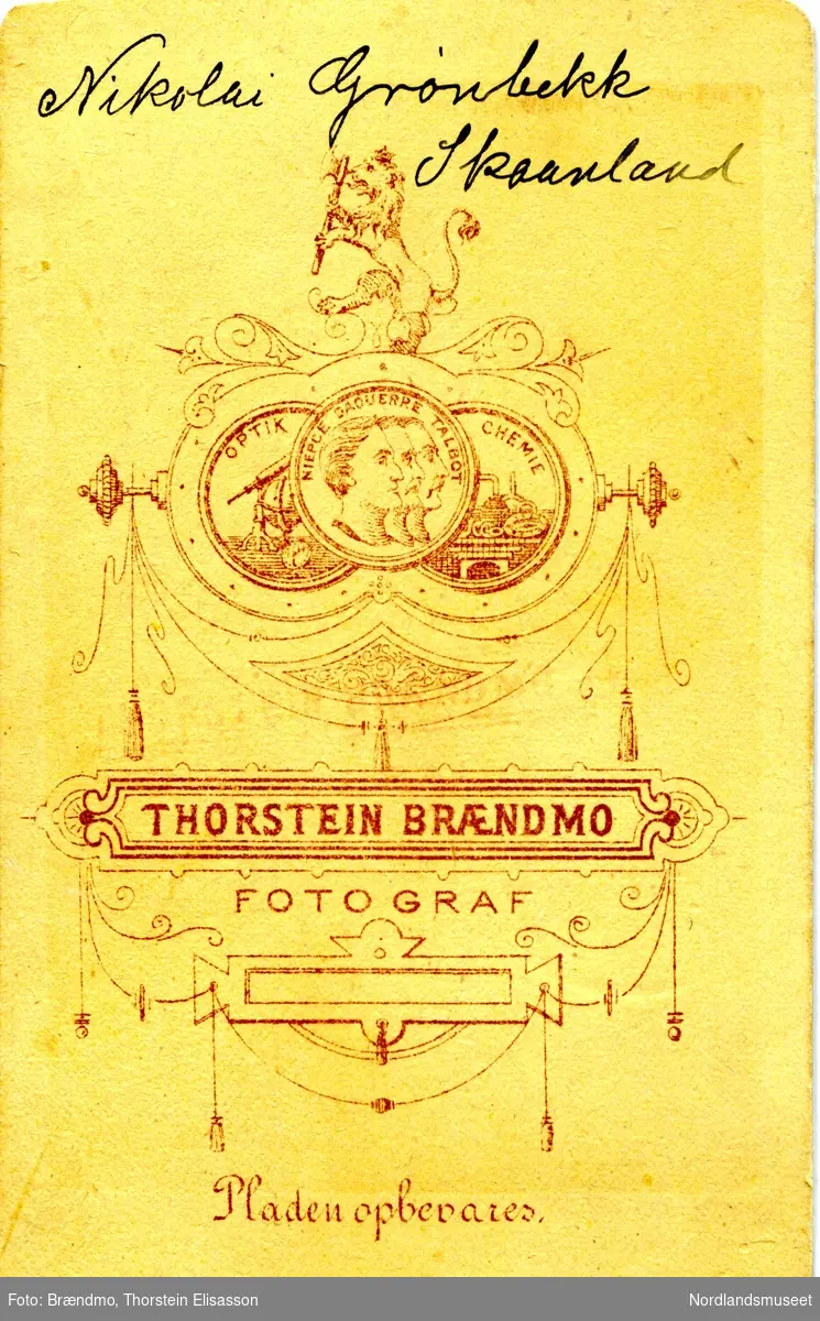 Portrettbilde av en ung mann sittende på en krakk. Nikolai Grønbech ... Portrettbilde av en ung mann sittende på en krakk. Nikolai Grønbech ...