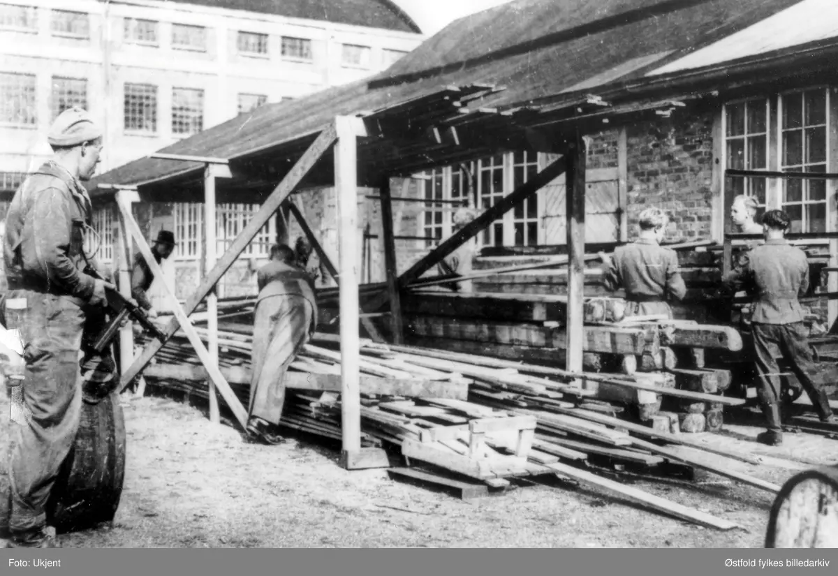 Tyskere og NS-medlemmer ble satt til å rydde opp i etterlatenskapene ...