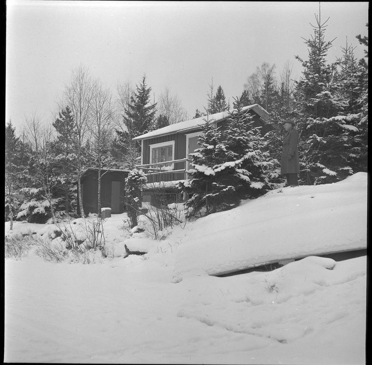 Man utanför oidentifierad stuga, vinter, jan 1951 - Alingsås museum ...
