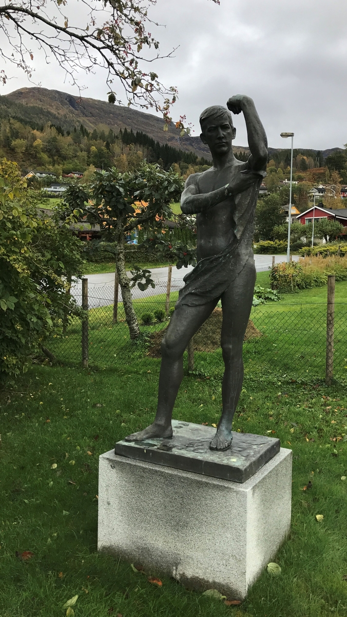 Etter badet [Statue] - Anders Svor-museet / DigitaltMuseum