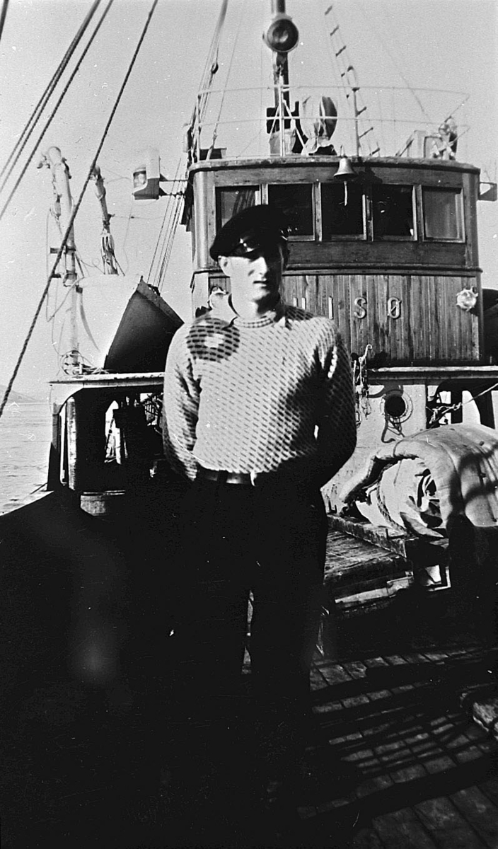 Simon Riise foran styrhus, "Hisø" - Midt-Troms Museum / DigitaltMuseum