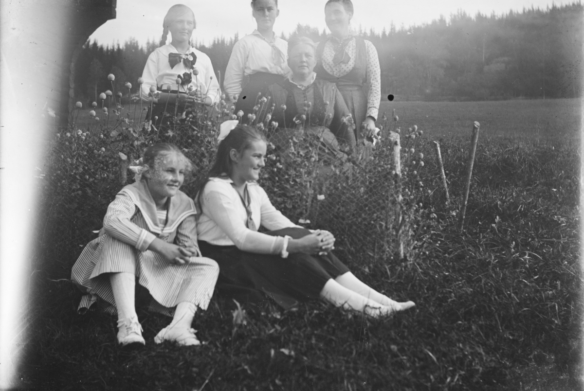 Mennesker sittende på gress. - Maihaugen / DigitaltMuseum