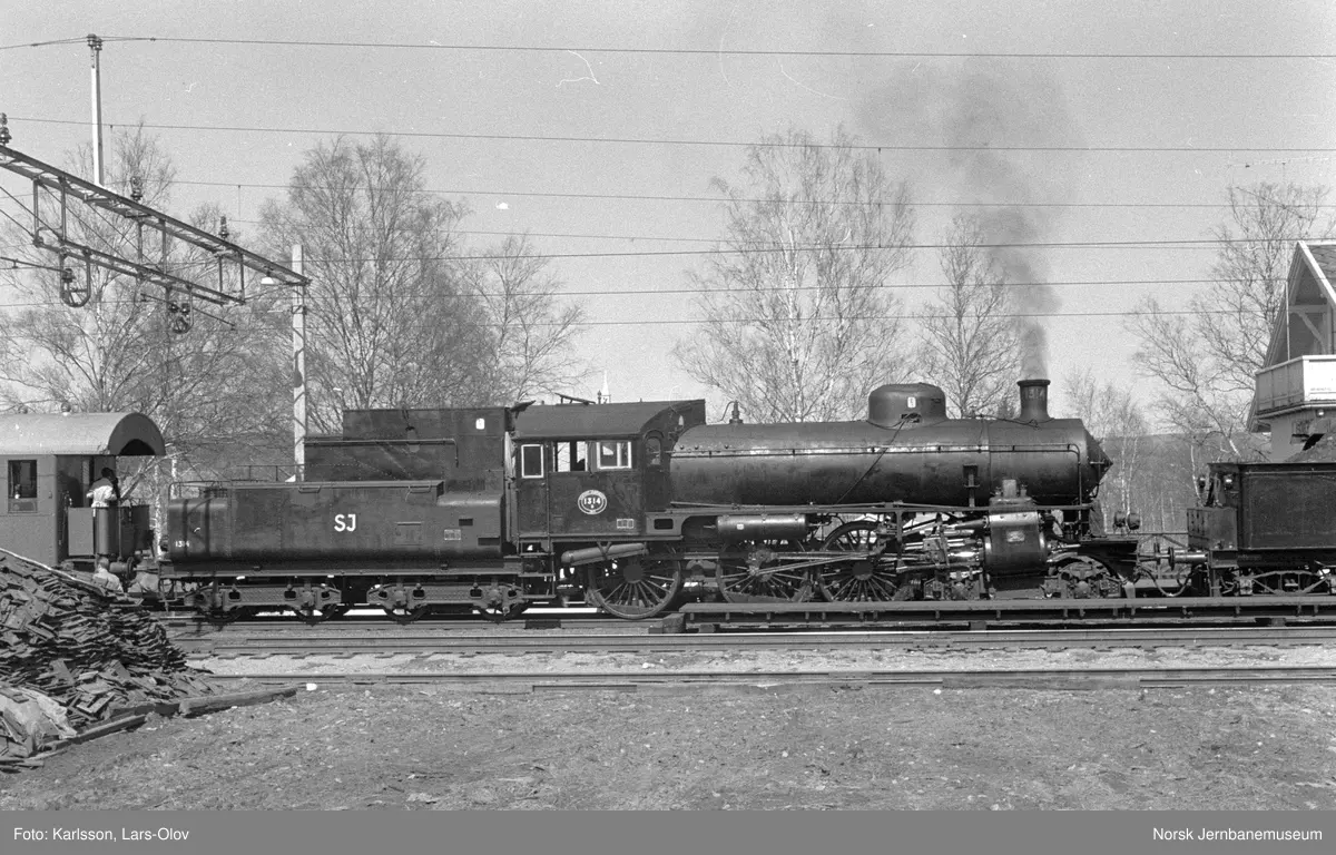 Svenska Järnvägsklubbens veterantog, trukket av NSB damplok 26c 411 og ...
