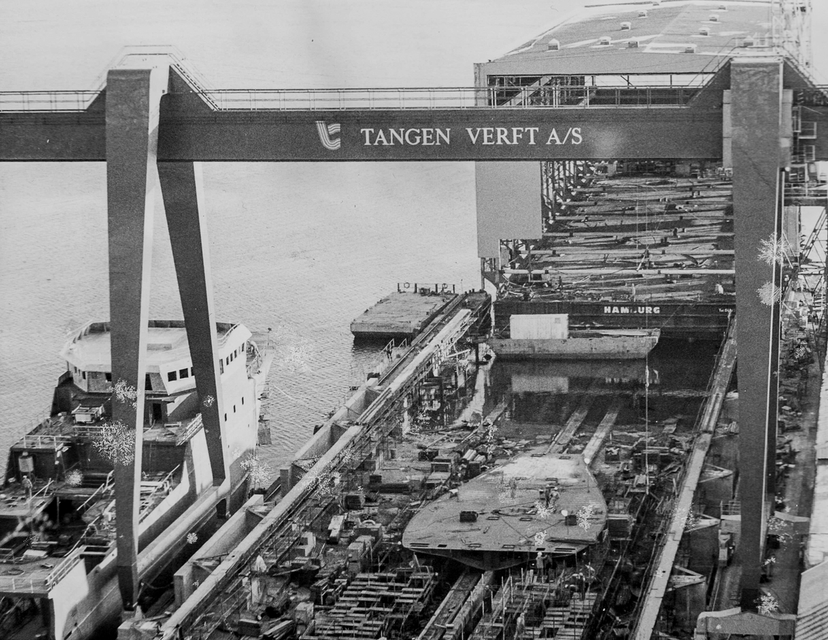 Blåhalen kom fra Horten Verft og ble fraktet sjøveien til Tangen verft ...