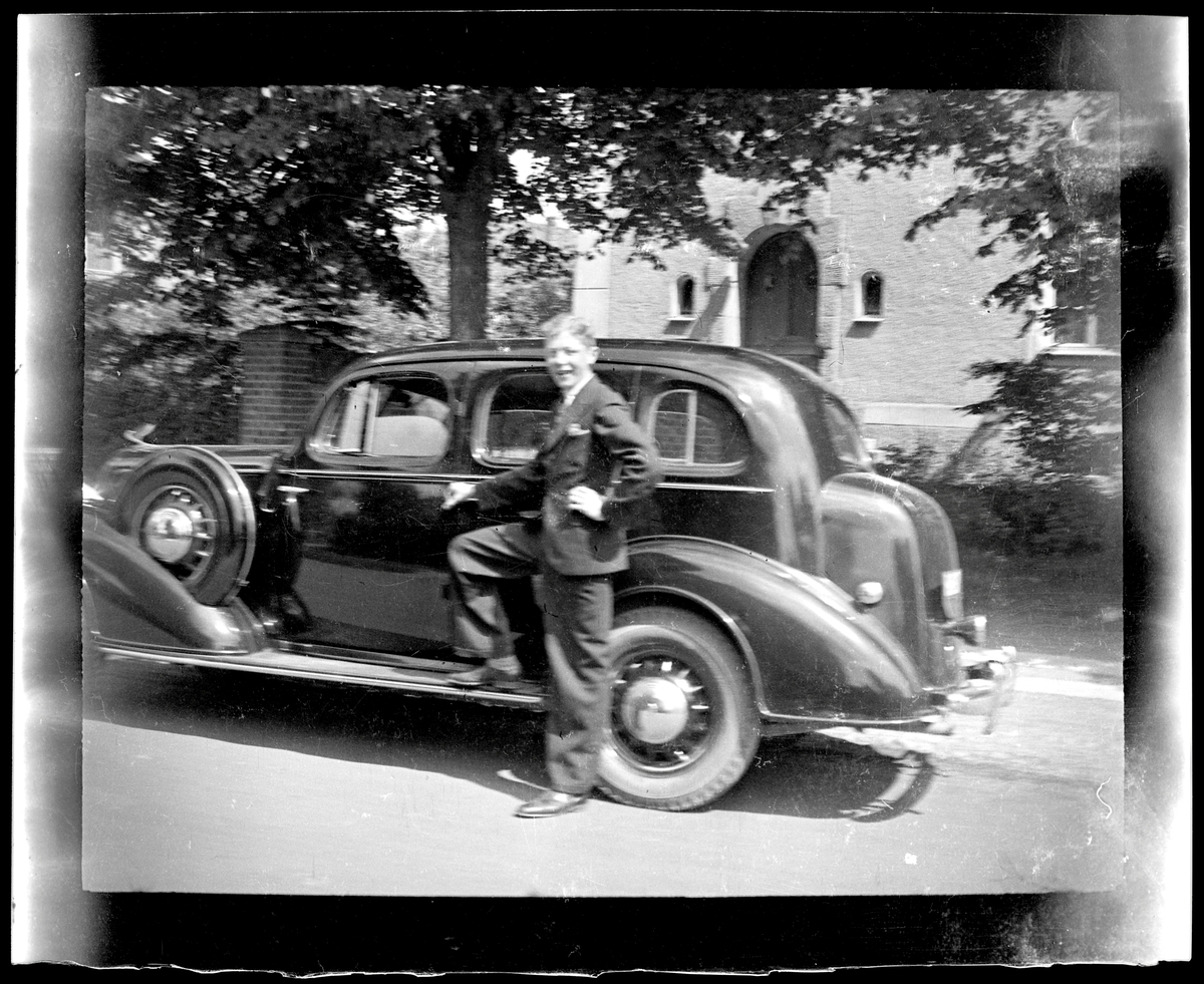 Självporträtt av Stig Rehn vid bilen - Västergötlands museum ...
