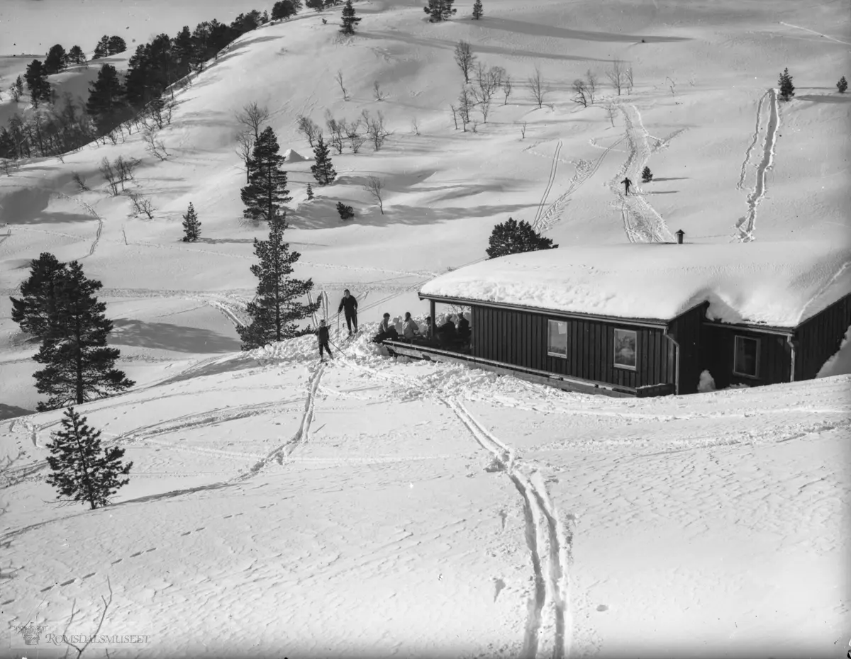 Langdalsbu. DNT Romsdal satte opp denne hytta. - Romsdalsmuseet / DigitaltMuseum