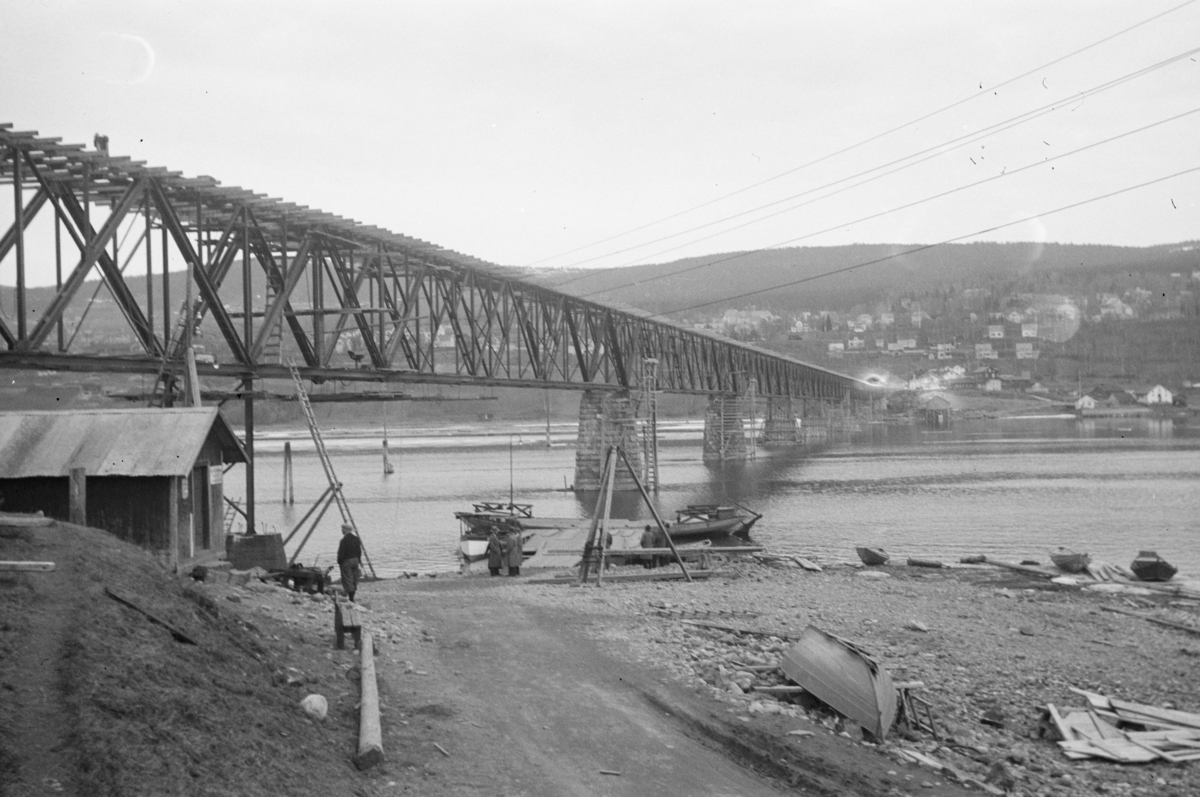 Bygging av Vingnesbrua - sundstedet på Vingnes i forgrunnen - Maihaugen ...