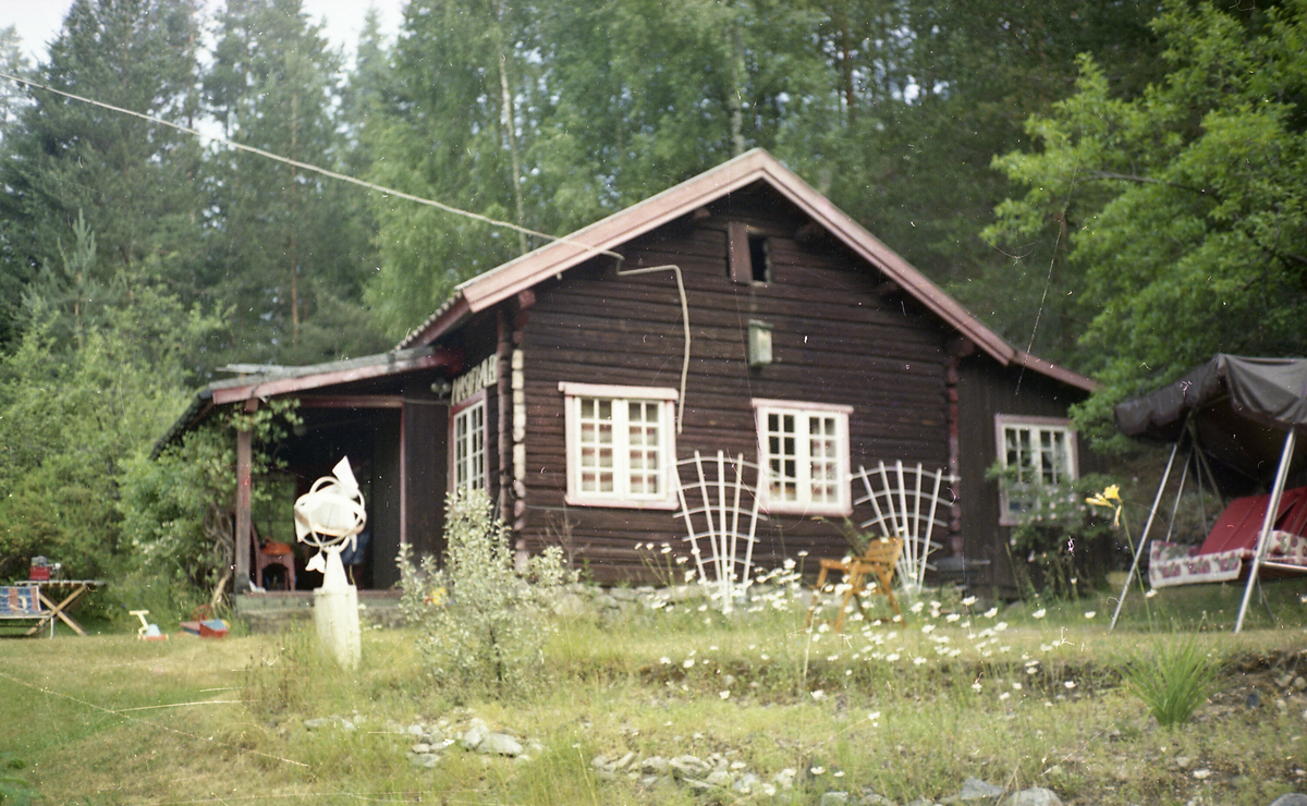 Fem bilde frå eit tun med stue og lite uthus - Bø Museum / DigitaltMuseum
