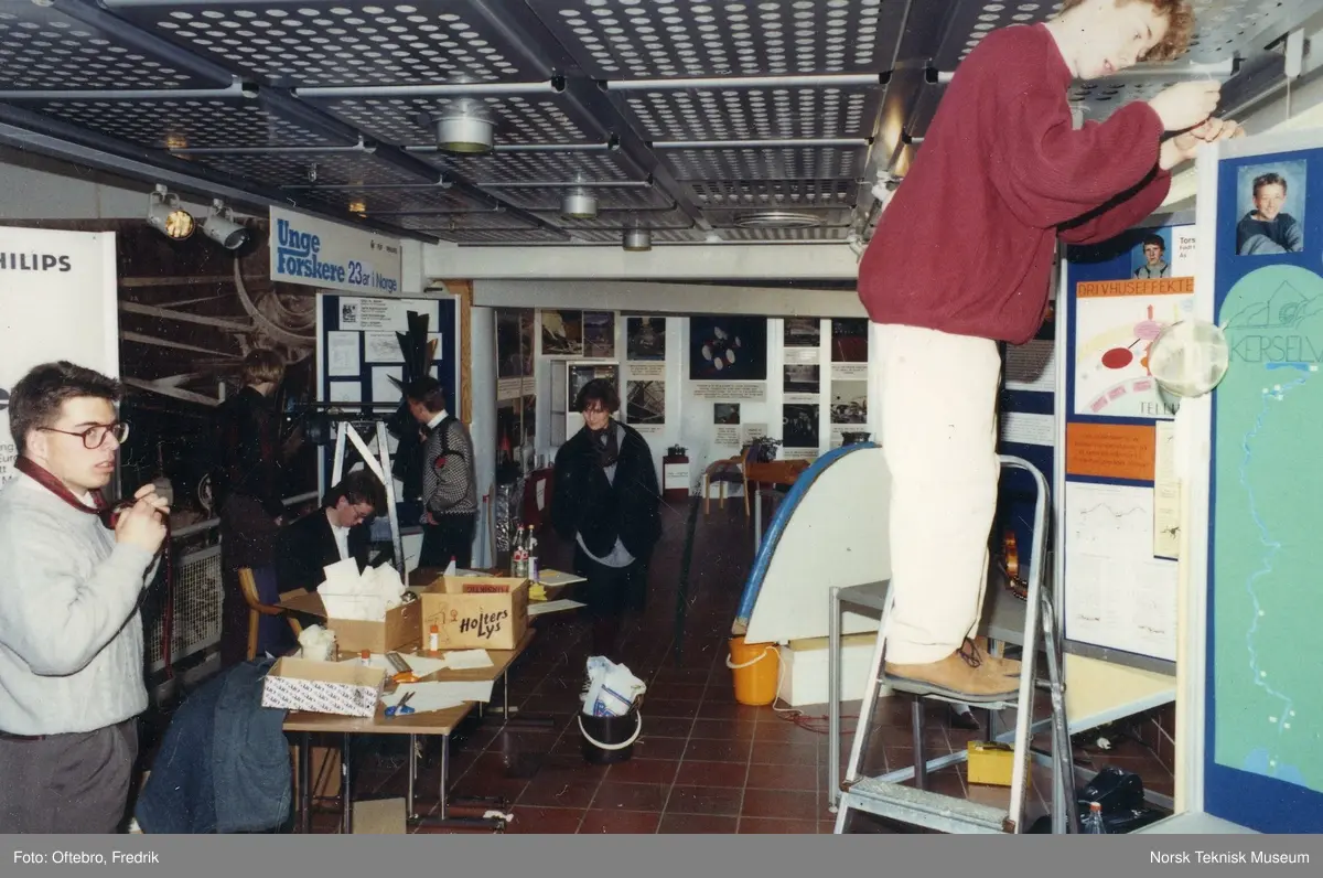 Unge Forskere 1991 : Leiv Igor Devold setter i stand sin utstilling ...