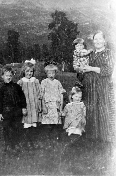 Portrett, mor med barn, Nylund - Midt-Troms Museum / DigitaltMuseum