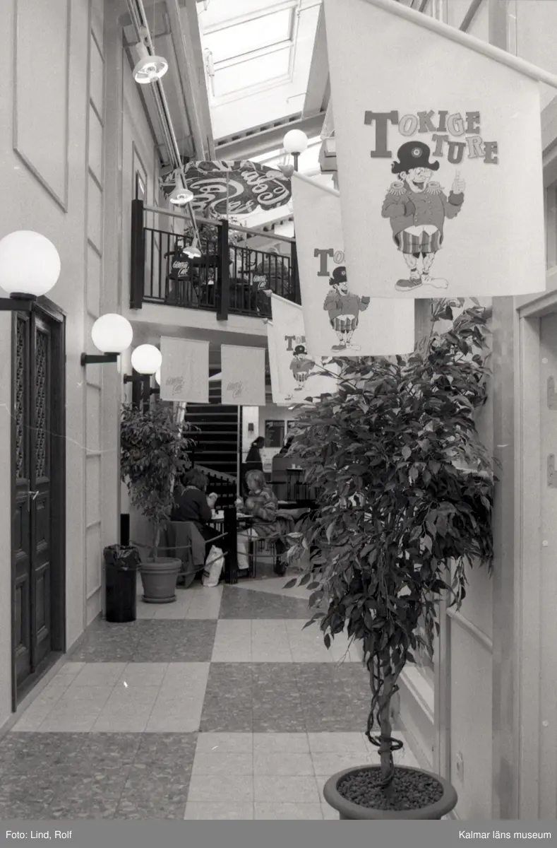 Entréhall med Graffiti Café i bakgrunden, Tokige Ture i förgrunden ...